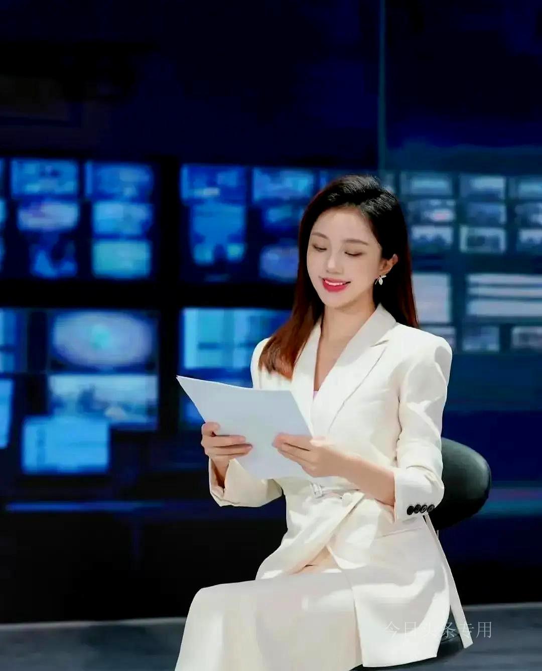 Beautiful female TV anchor - the perfect combination of dreams and ...