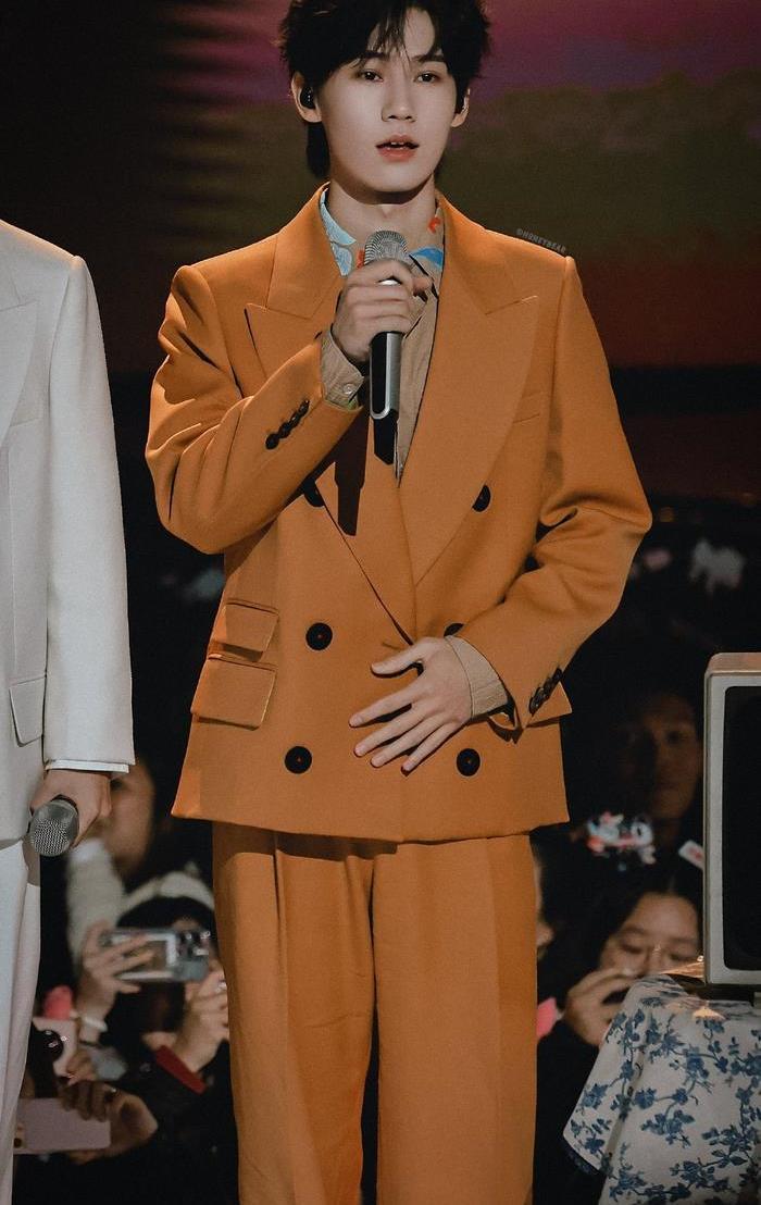 Zhang Zhenyuan's singing voice is melodious and melodious, giving ...