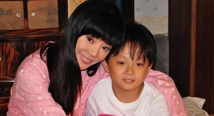Breastfeeding for 12 years, the disabled actress Di Ying sent her son ...