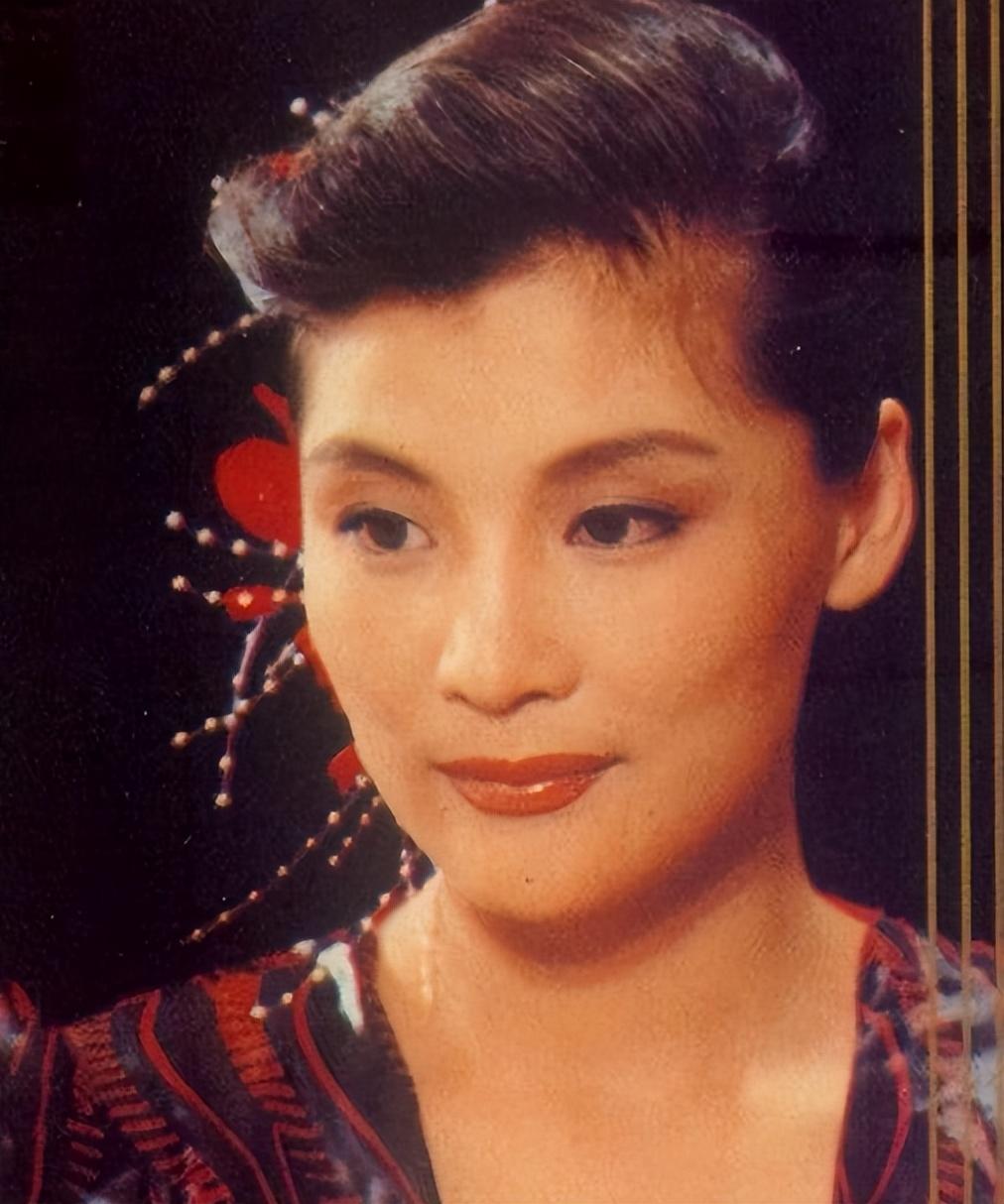 Singer Fan Linlin: Accompanying her deceased parents with two military ...