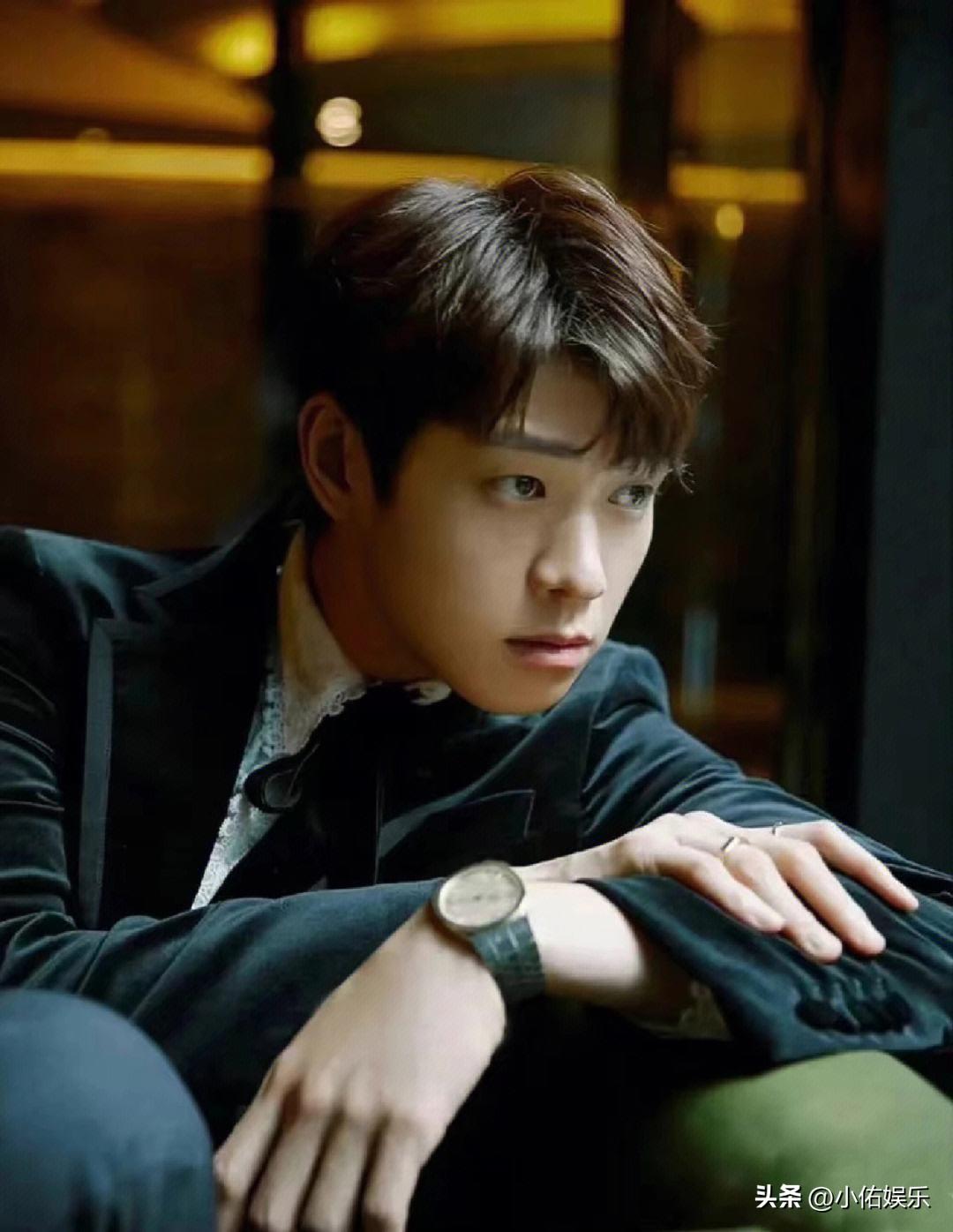 Wei Daxun appeared on the cover of the September issue of Men's Fashion ...