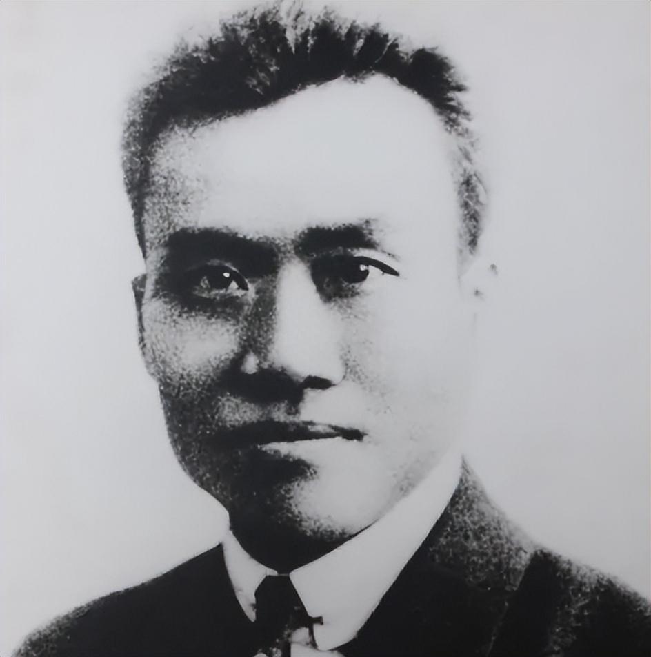 On the last day before Premier Zhou's cremation, the 90-year-old Zhu De ...