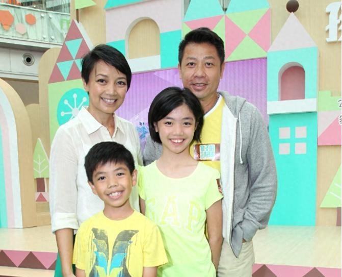 Hong Kong actress posts family photo! The 16-year-old son's blond hair ...