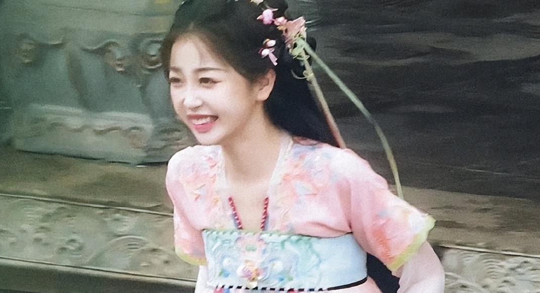 A new photo of Bailu's new drama was revealed, with a frown and a ...