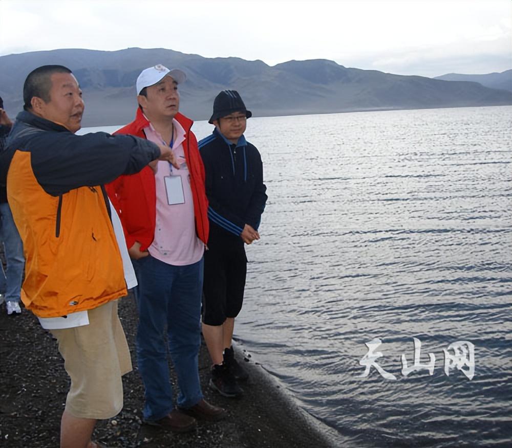 A close photo of singer Dao Lang and the deceased rock star Zang ...