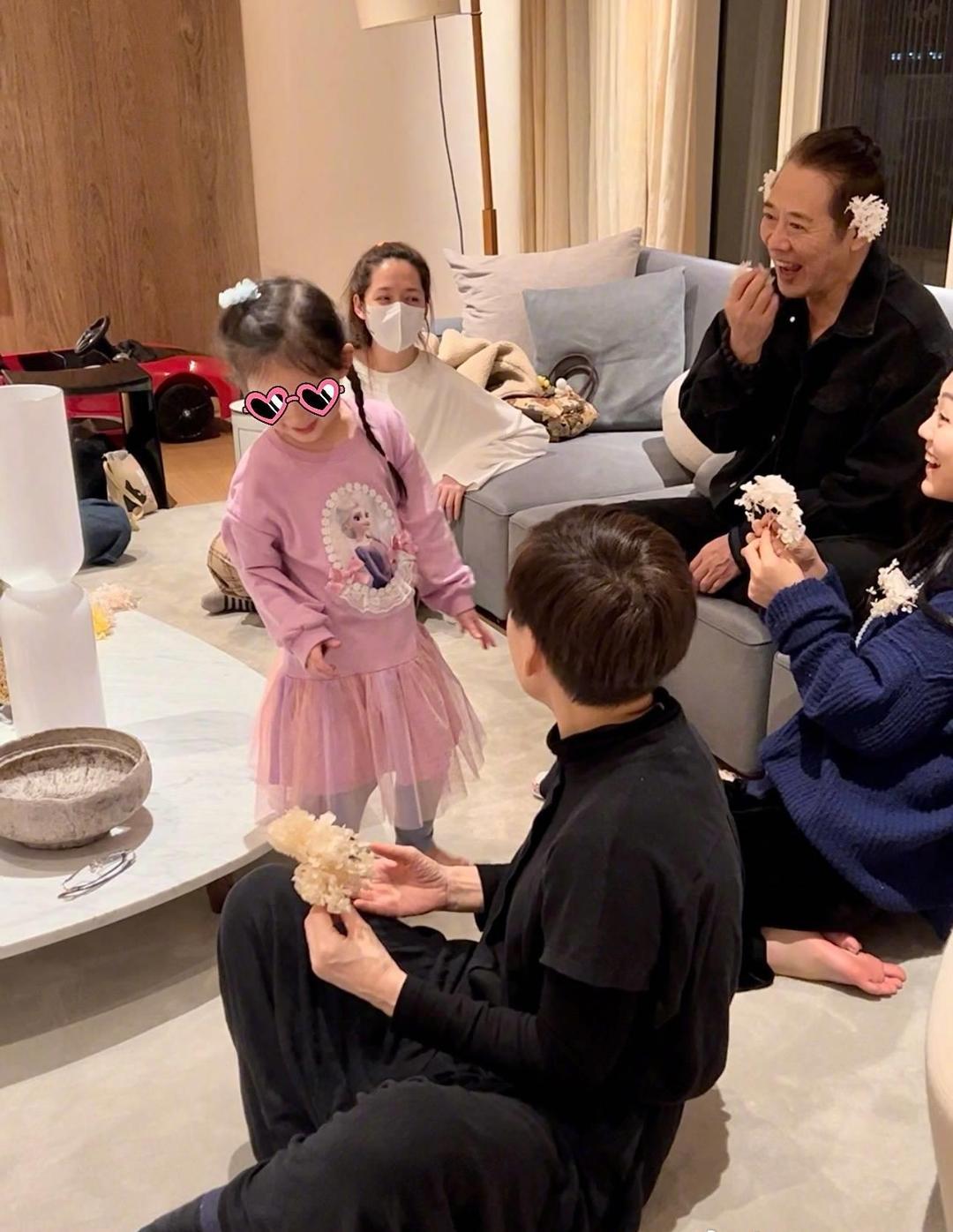 Jet Li and Xiang Zuo reunited with their families and showed their ...