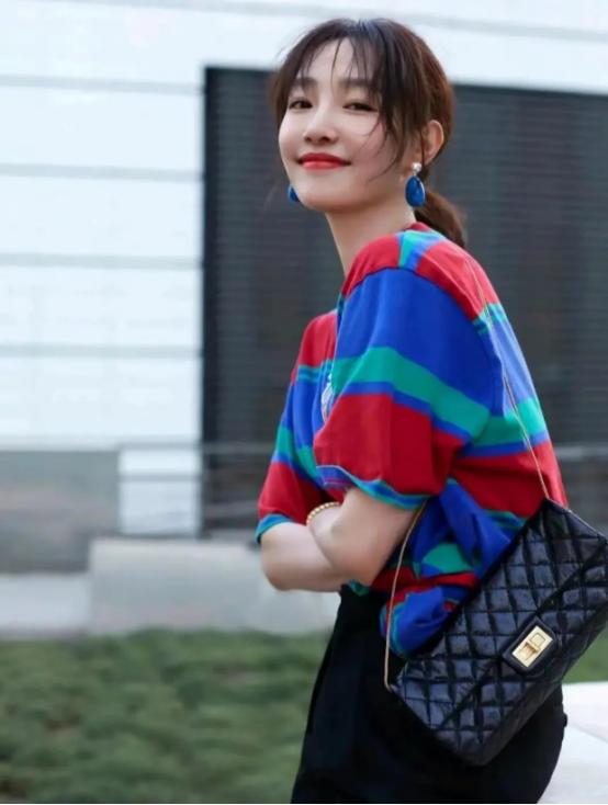 A lace lining reveals the last bit of Bai Baihe's dignity. Behind his ...