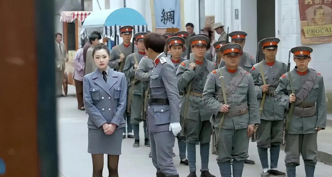 Song Yi's female soldier look paired with stockings has a special style ...