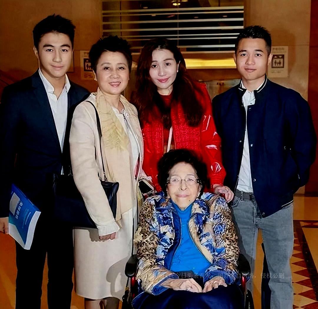 After Anqi Leung bid farewell to her aunt Ho Wan-hung, she attended the ...
