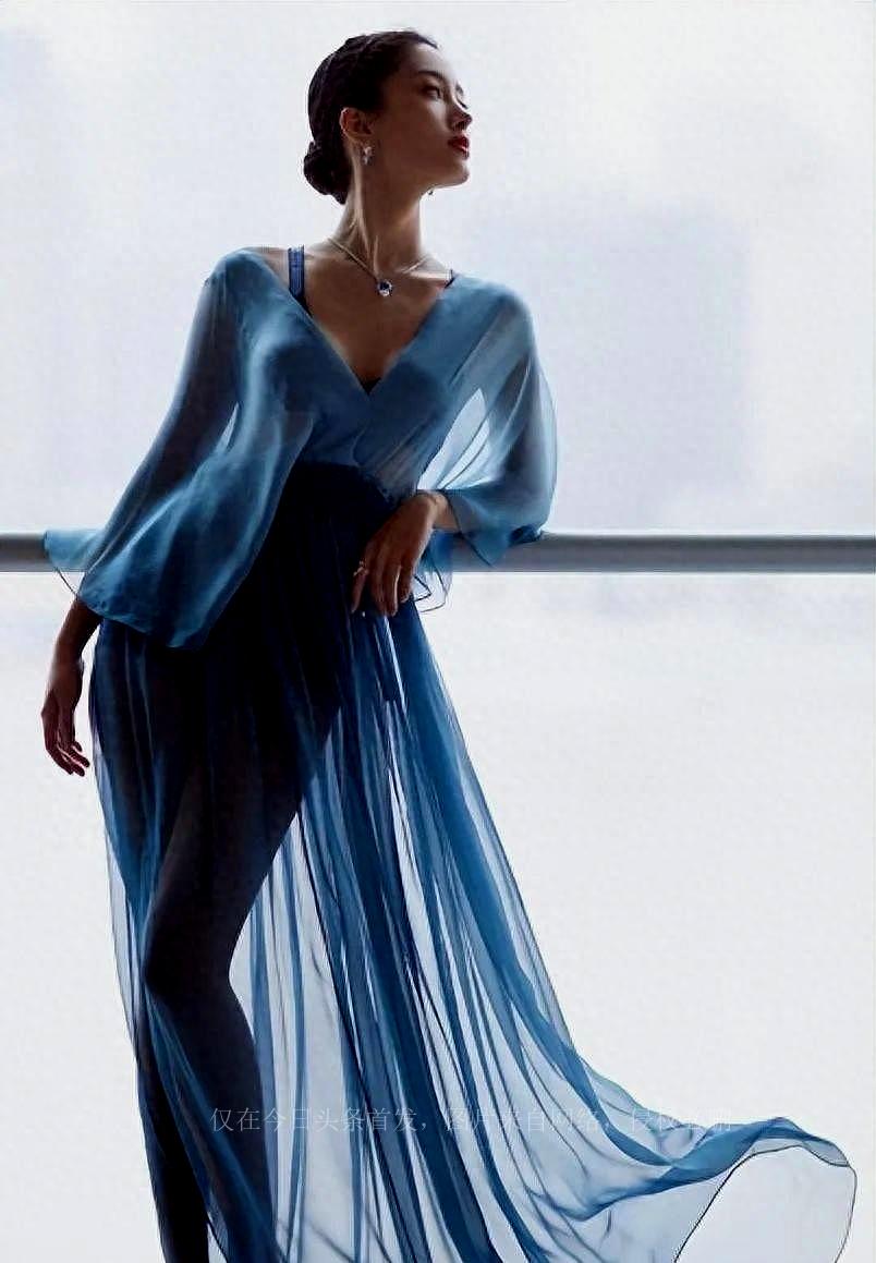 Yang Caiyu has such good body proportions, her slender white legs steal ...