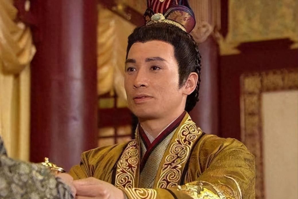 The eunuch pushed the stupid prince to the throne. The prince's first ...