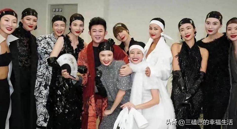 Qu Ying walked on the catwalk at the age of 52, and Hu Bing accompanied ...