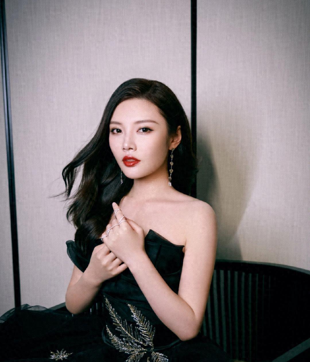 From "Breast Goddess" to A-list actress, Wang Jing spent 3 years to support her, but Shen Teng ...