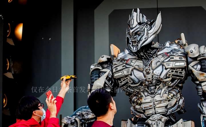 Why is Megatron at Universal Studios so talkative? "Mecha Warrior ...