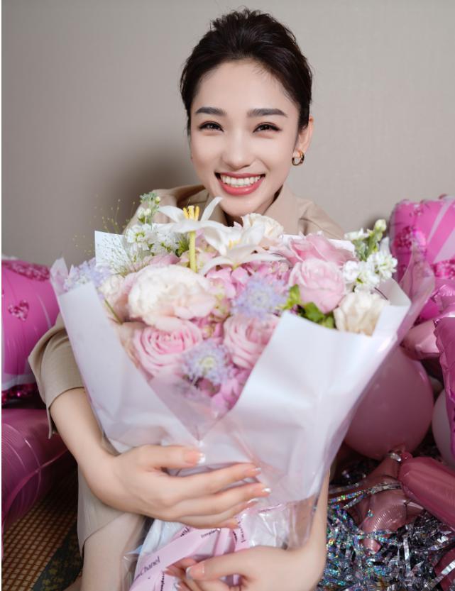 CCTV host Lan Yu expressed "happiness" and received a big bouquet of ...