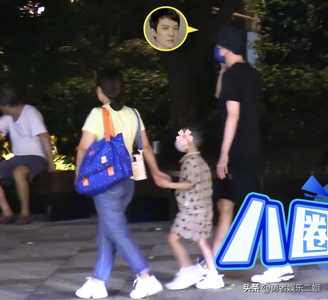 Feng Shaofeng took his son to watch the light show. When he was 4 years ...