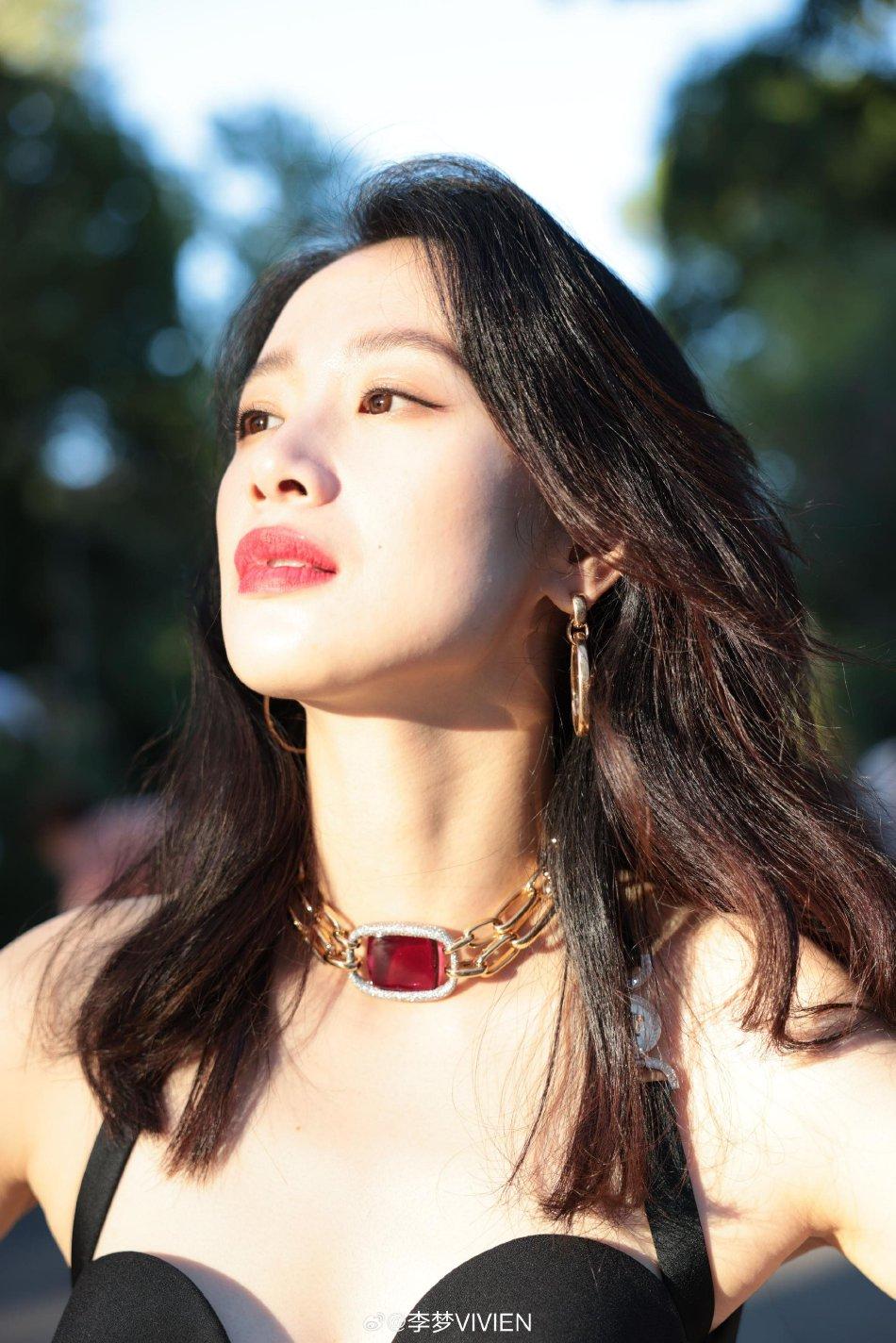 Li Meng's beautiful photos reveal her career line in Venice! Fair skin, beautiful appearance ...