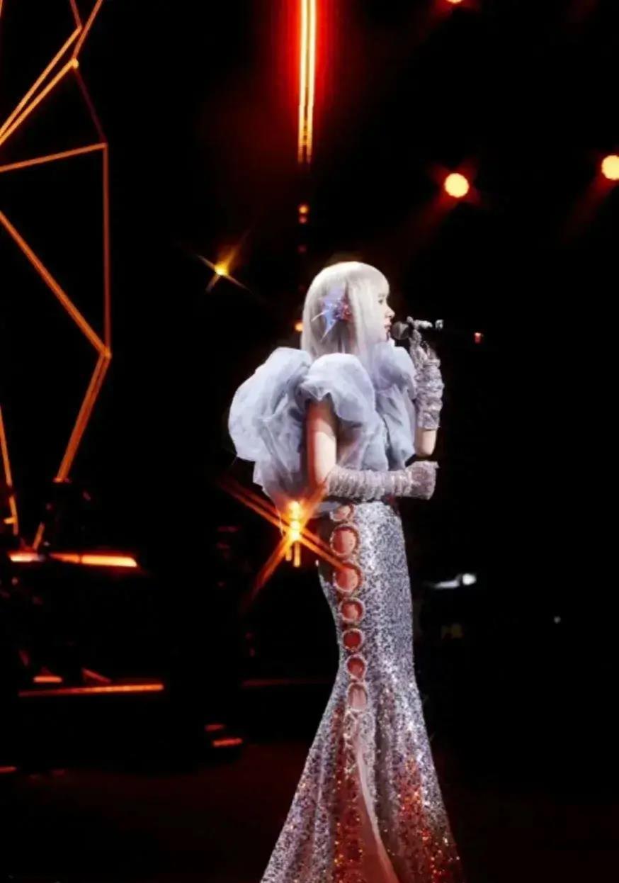 Qi Wei stunned the audience in a three-story-high skirt at the concert ...