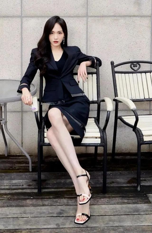 Tang Yan's beautiful legs and feet - iMedia