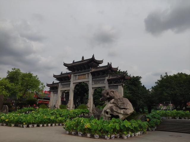 Chongqing Huayan Temple Lake, gardens, forests, mountains and caves are ...