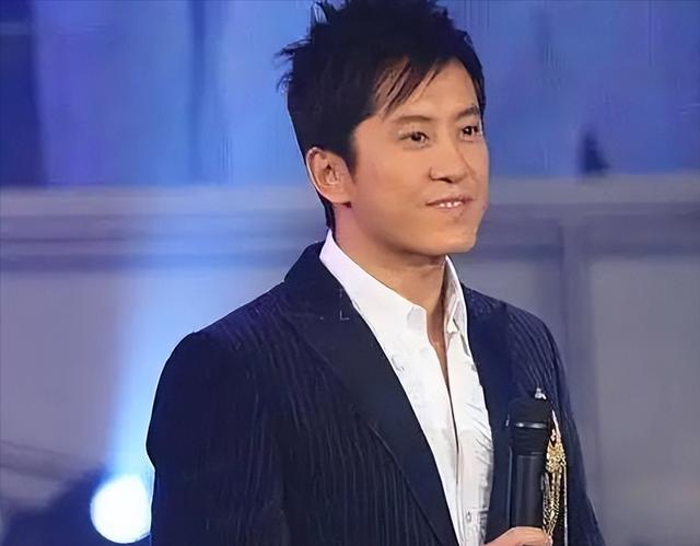 The 53-year-old singer Mao Ning appeared in a commercial performance ...