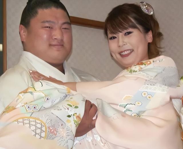 Japan's 300-pound sumo wrestler: domestic violence by his wife of more ...