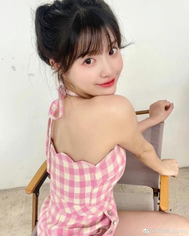 Zhang Chuhan pink plaid sweet girl - iMedia
