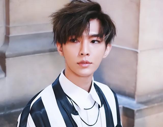 Black stuff keeps coming!Yan Yalun donated his unsalable picture album ...