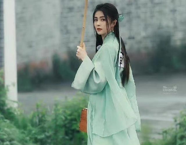 Bailu's "Running Man" is back to "Timely" and it's a big hit!Wearing ...