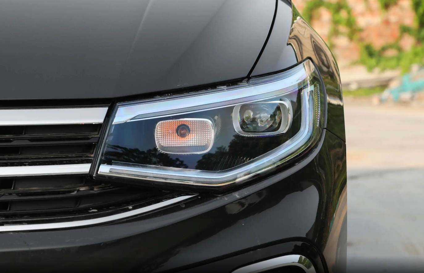 With sharp LED headlights - iMedia