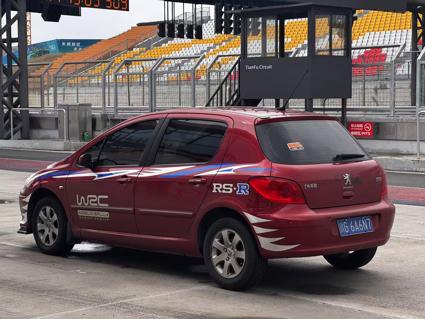 European hot hatchbacks challenge the slowest four-door car! Golf seeks ...