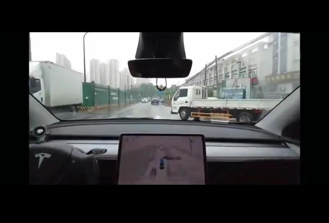 Tesla's intelligent assisted driving emergency avoidance highlights ...