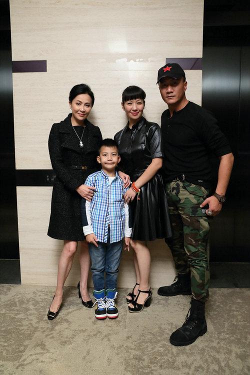 58-year-old Carina Lau and Hu Jun's son take photos again! The man is ...