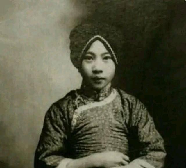 The beautiful female bandit leader Zhang Suzhen was only 24 years old ...