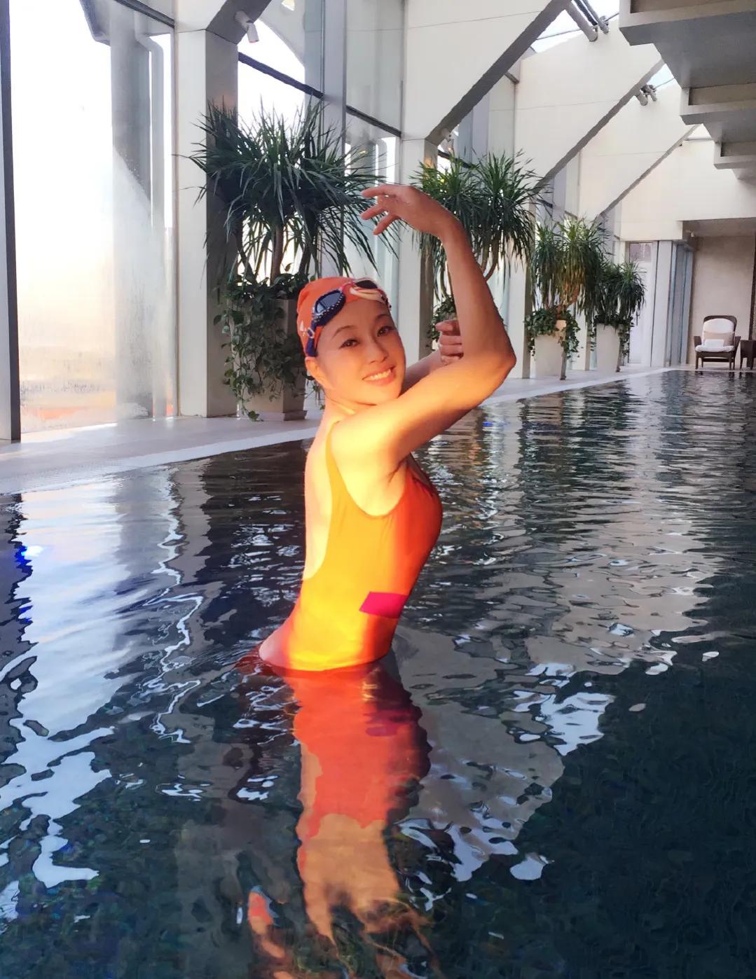 71-year-old Liu Xiaoqing's recent swimming photos leaked out. Her skin ...