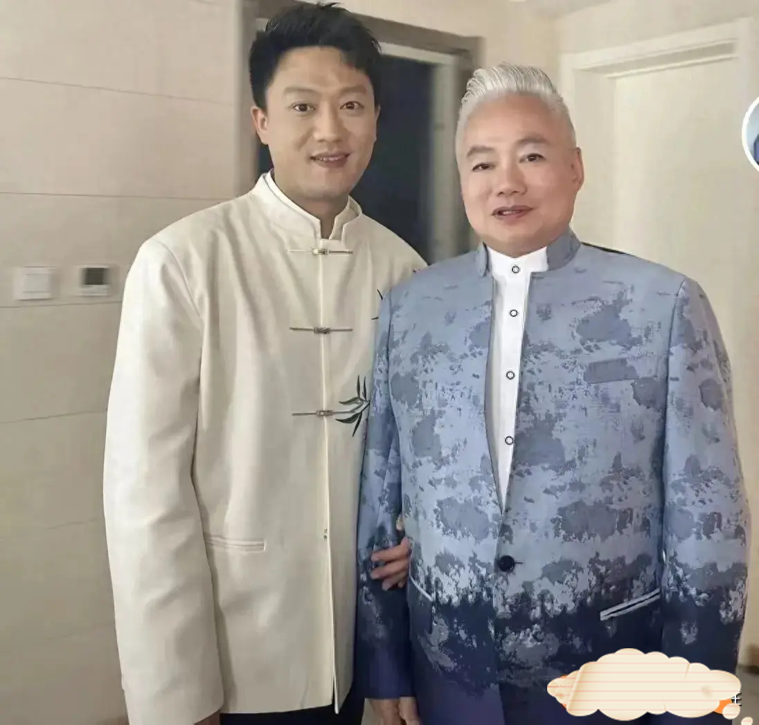 Erbing Lige took photos with various celebrities during his trip to ...