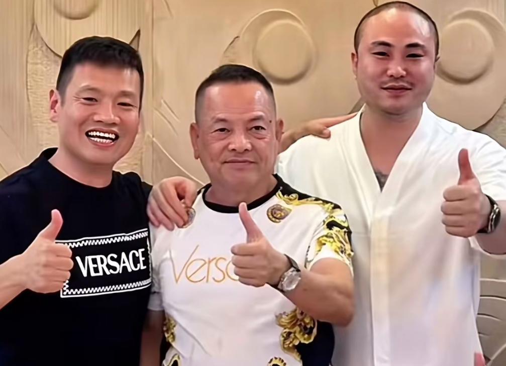 Black brother Broken Tooth Koi came to the mainland to make money, he ...