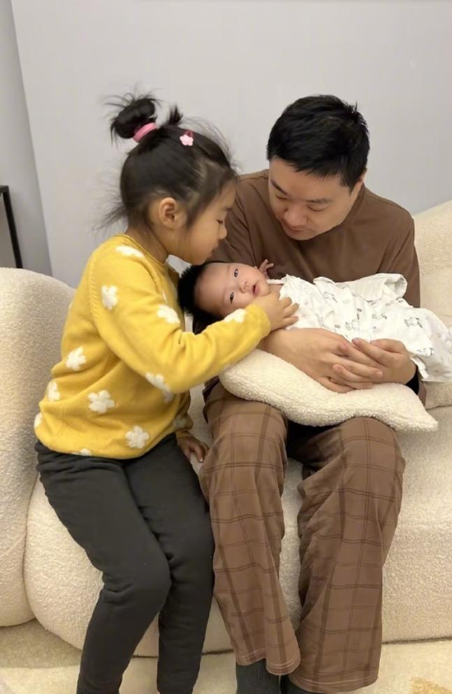 37-year-old Ding Junhui posted a family photo to celebrate his birthday ...
