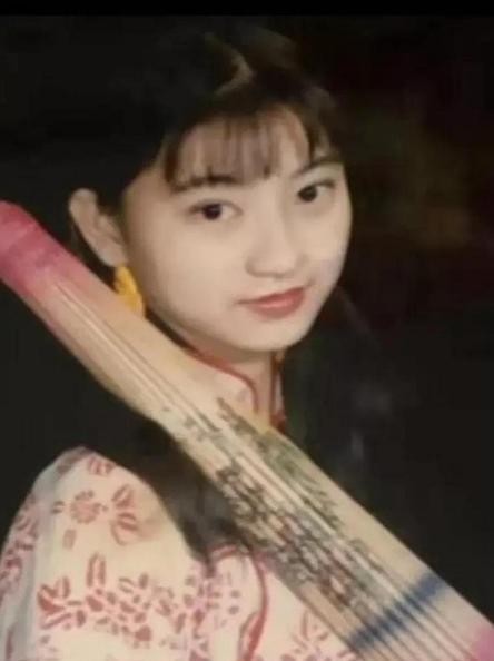 She is Tang Yan's classmate. When she was most popular, she married an ...