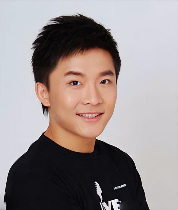 He was once the most handsome host of CCTV, but he jumped to his death ...