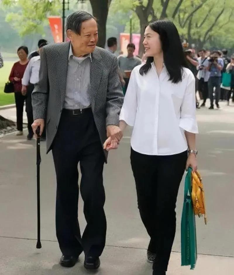 Yang Zhenning's family photo goes viral, he is still smiling at the age ...