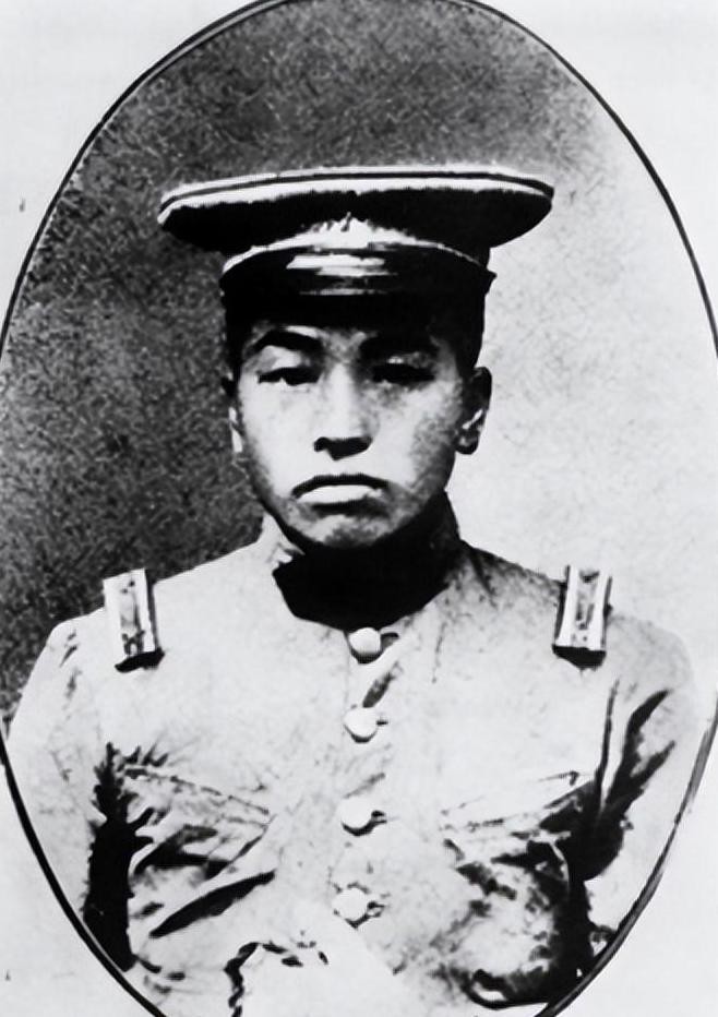 In 1949, Peng Dehuai met Li Minghao by chance and took off his coat to ...