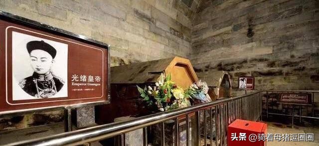 In 1980, archaeological experts cleaned up the Chongling Mausoleum of ...