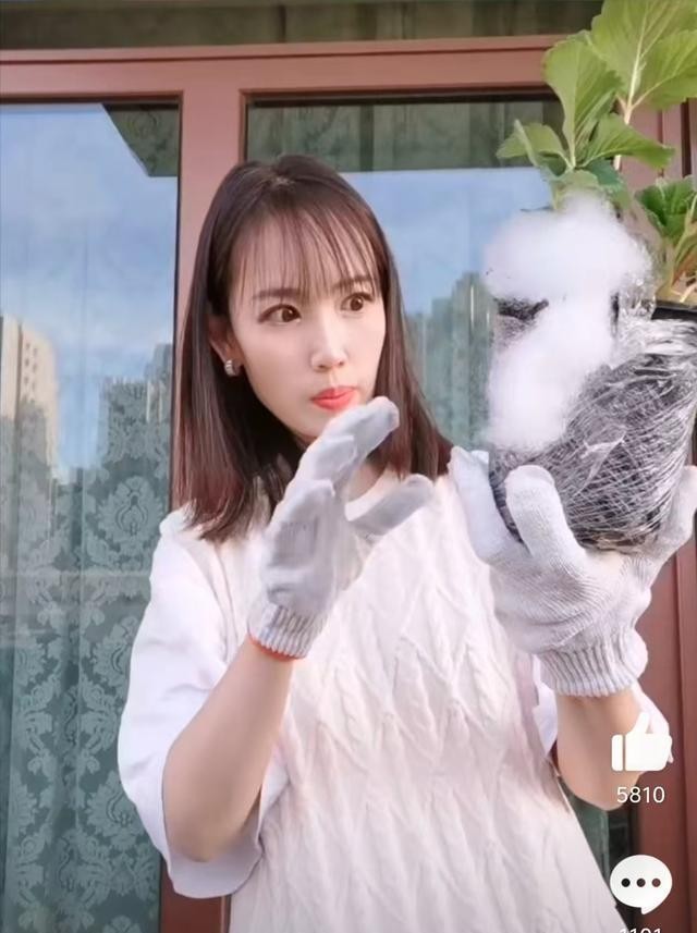 Ma Rong has been living abroad for 7 years. She spends a lot of time ...