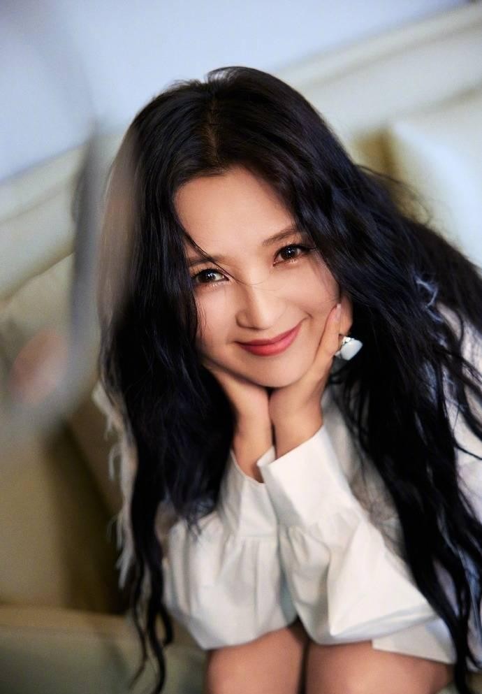 He Jie posted a comparison photo of herself 19 years ago and now, she ...