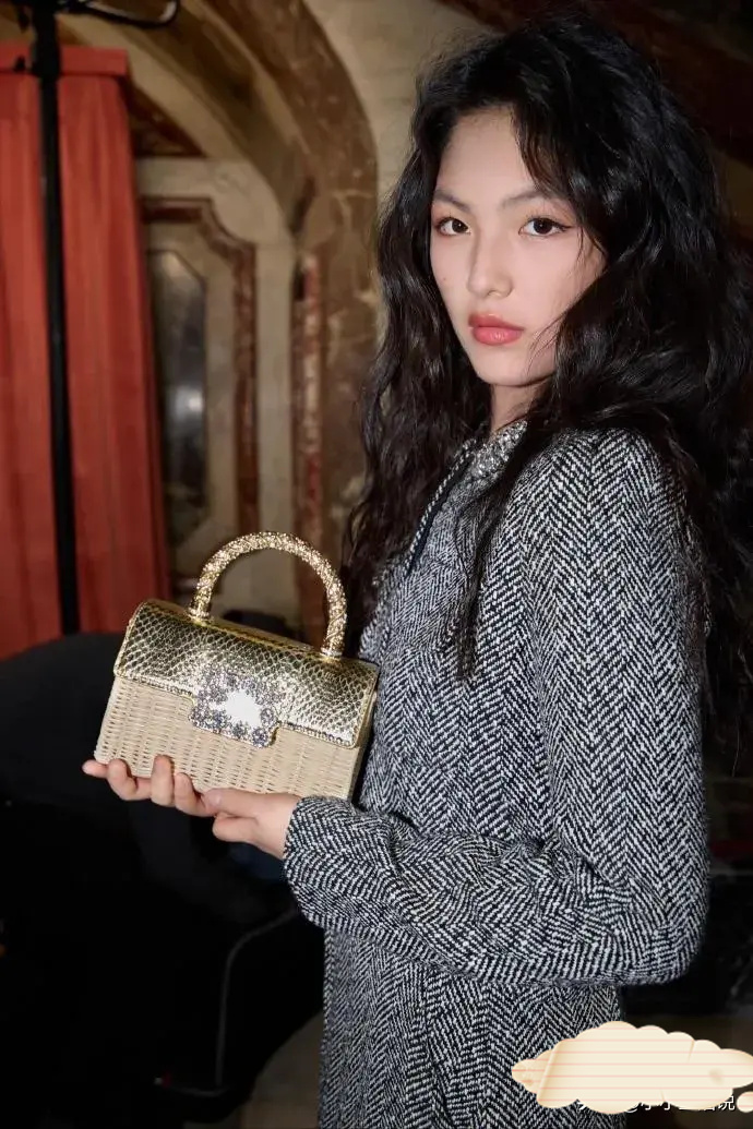 Li Xiang, Wang Shiling and Xin Zhilei took a group photo at a dinner in ...