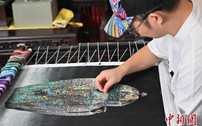 Wang Xinyuan, the "Guangxi embroidery man": uses needle and thread as ...