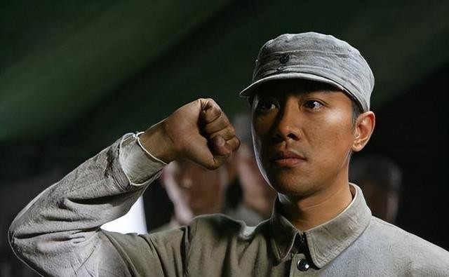 The warhorse suddenly lost control and ran back. The commander thought ...