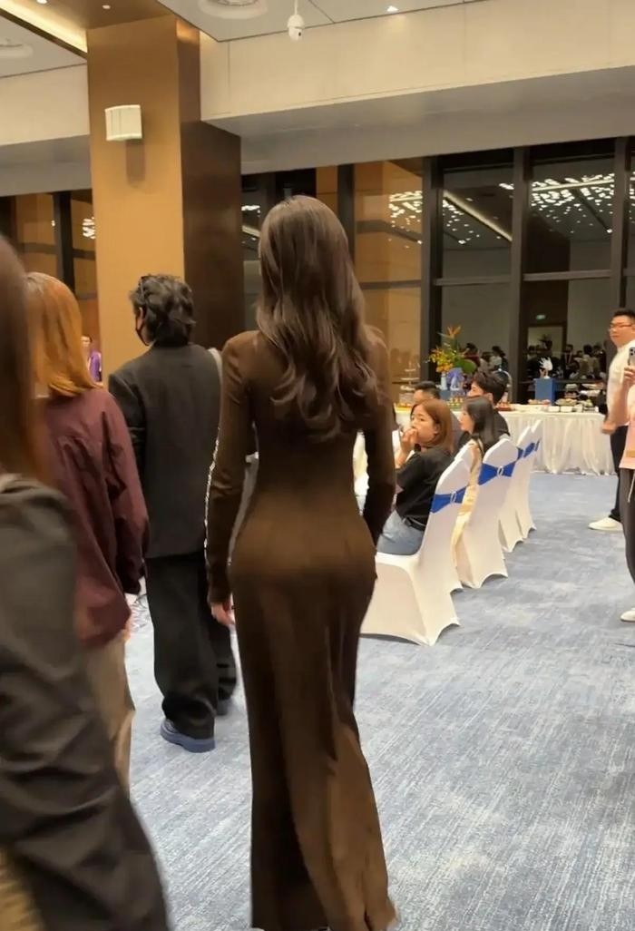 Tang Yan appeared at the Feitian Awards. Seeing Tang Yan's back, we ...