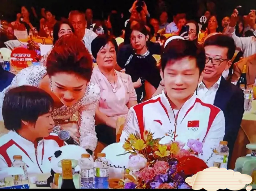 Chan Bao forgot that she was at the live broadcast site and repeatedly ...